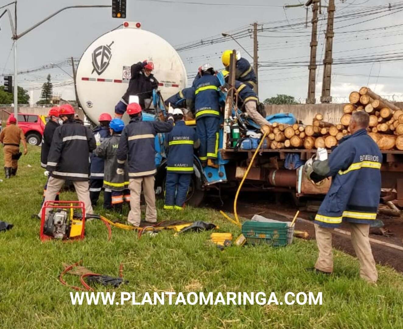 Motorista fica preso nas ferragens em acidente entre dois caminhões em ... Motorista fica preso nas ferragens em acidente entre dois caminhões em ...