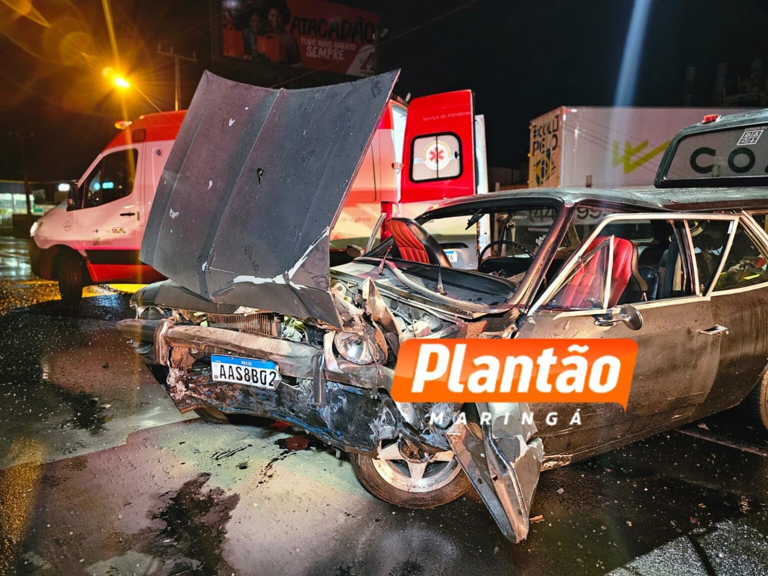 Motorista fica ferido após bater carro e veículo pegar fogo na Avenida Colombo - Plantão Maringá