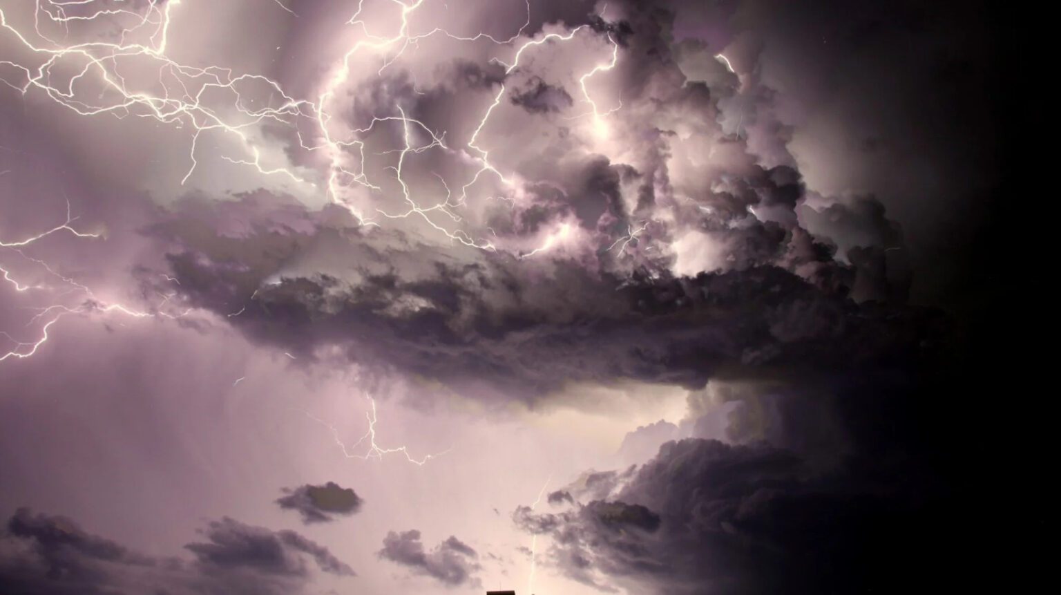 Novo alerta de tempestade no Paraná: 220 cidades sob risco com ventos ...